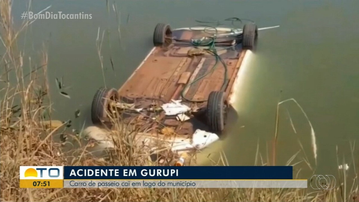 Carro desgovernado cai dentro de lagoa e fica apenas com as rodas para fora | Tocantins | G1