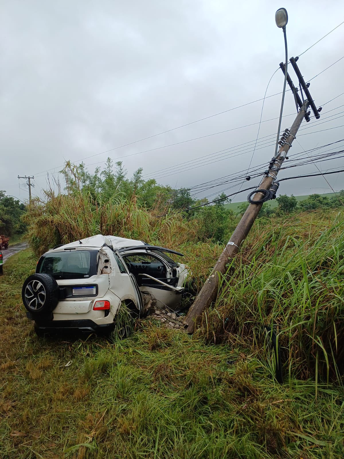 Mulher e filha de 14 anos ficam feridas após carro bater em poste durante chuva em Jaguariúna ...