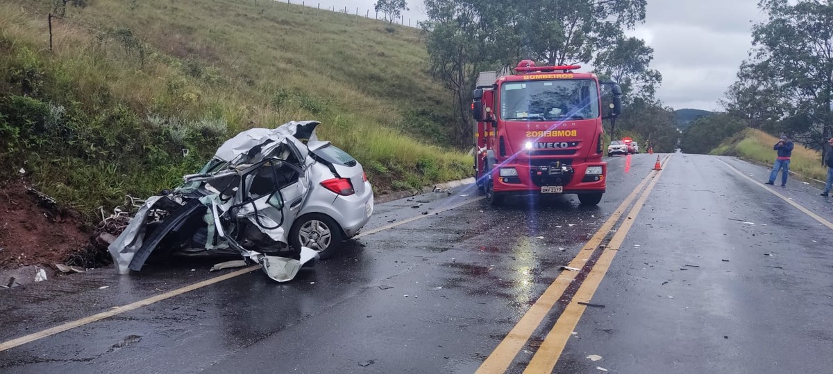 Batida entre carro e micro-ônibus deixa um morto e feridos na BR-267, em Bom Jardim de Minas ...