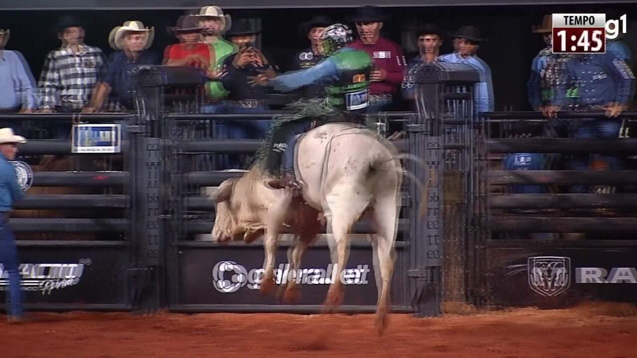Peão desmaia e é pisoteado por touro durante prova na festa de Barretos, SP; vídeo
