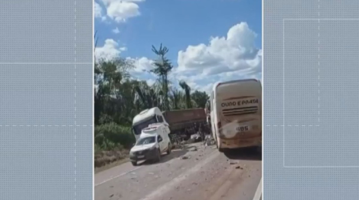 Acidente entre ônibus e carreta deixa duas pessoas mortas na BR-163 em Trairão, no Pará | Pará | G1