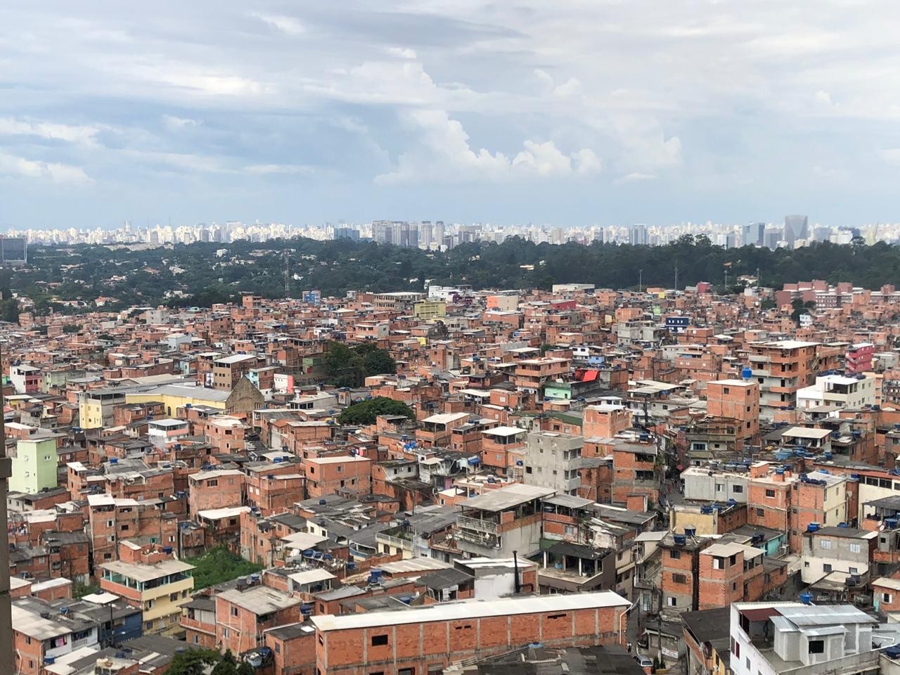 Favelas no Brasil têm 17 milhões de habitantes e consumo é maior do que ...