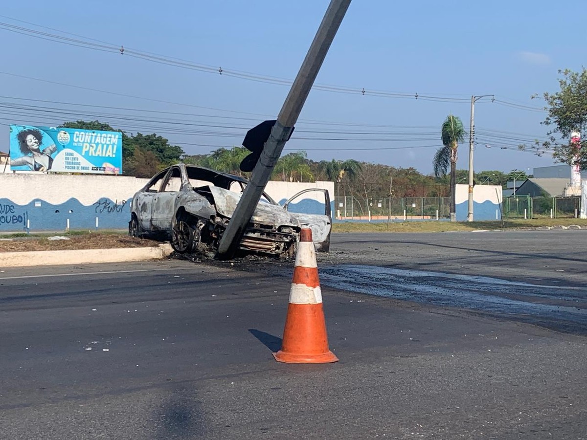 Carro bate em poste e fica destruído após pegar fogo | Minas Gerais | G1