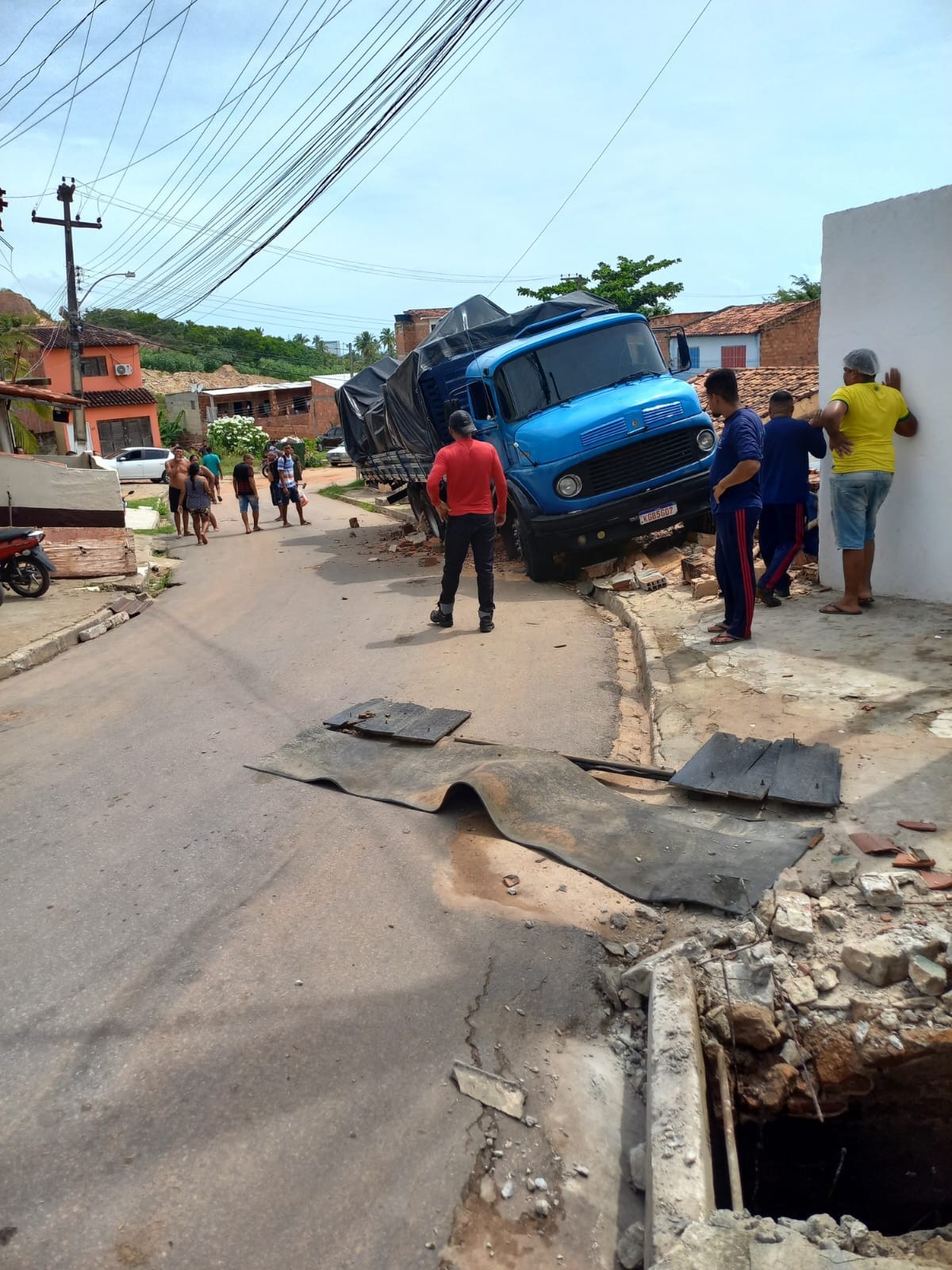 Caminhão desgovernado desce ladeira e atinge casas em Guaxuma, Maceió