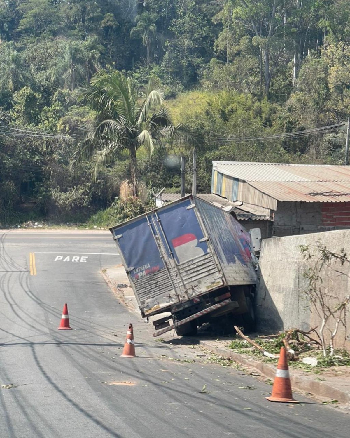Caminhão desce rua e atinge muro de casa em Várzea Paulista