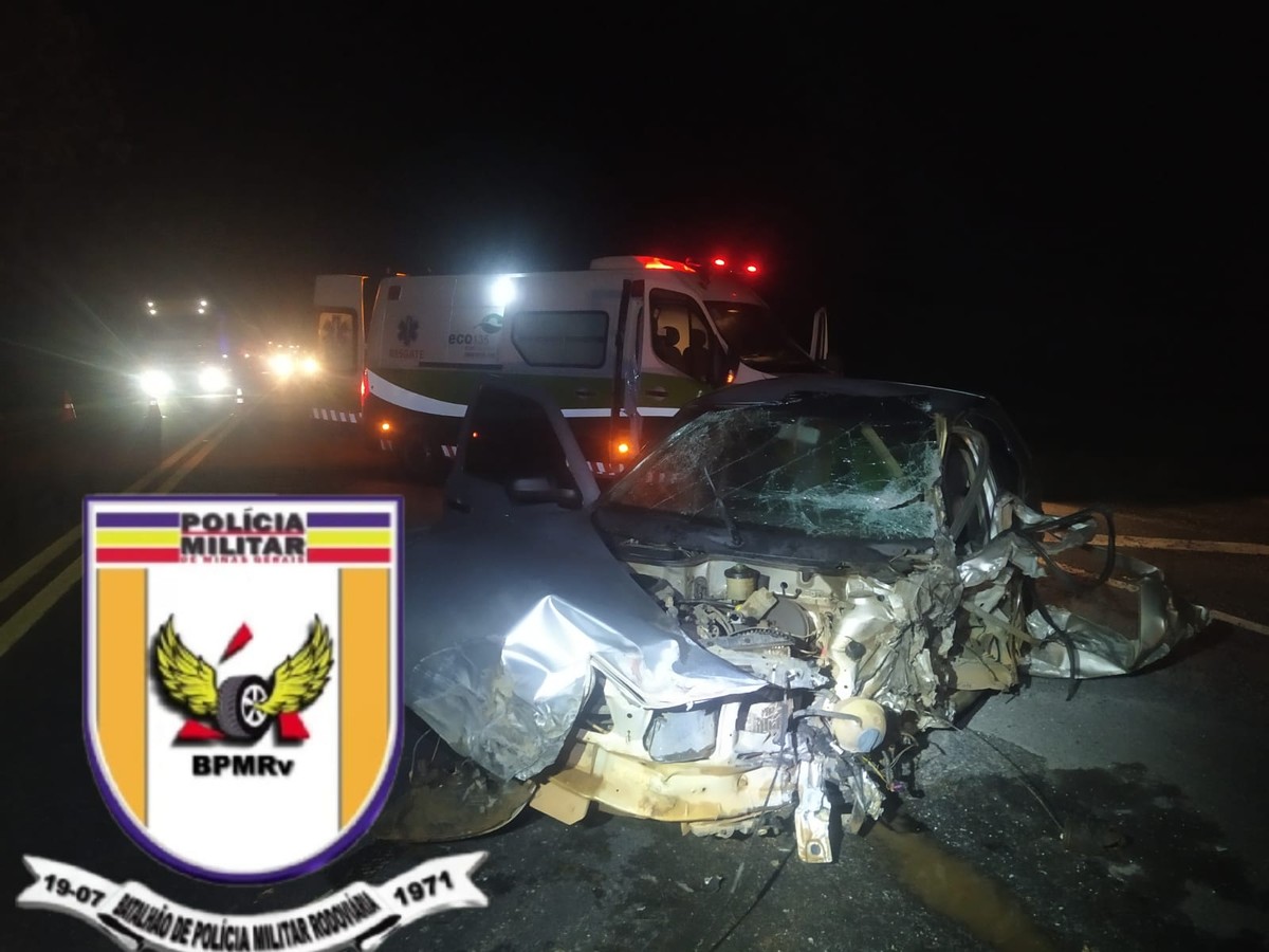 Carro bate em caminhão na BR-135 e três pessoas ficam feridas; motorista não foi localizado ...