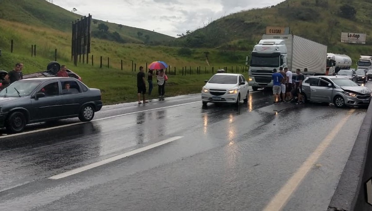 Engavetamento deixa quatro feridos na Via Dutra, em Barra Mansa | Sul do Rio e Costa Verde | G1