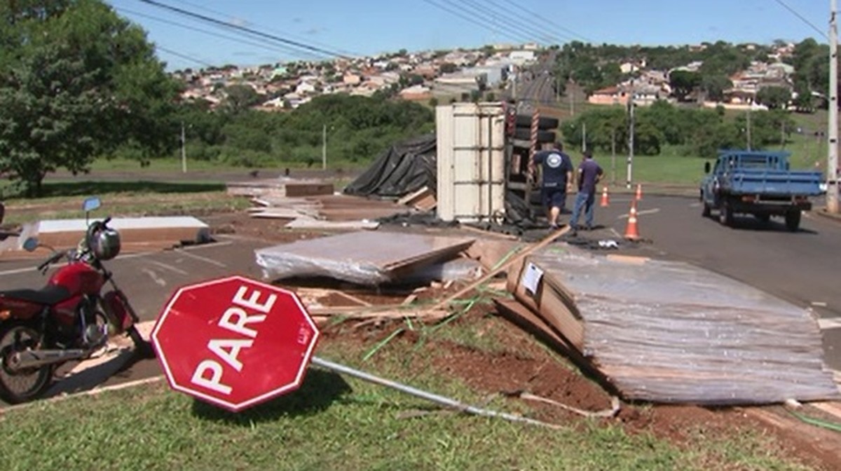 Motorista fica ferido após carreta capotar em rotatória de Londrina | Norte e Noroeste | G1