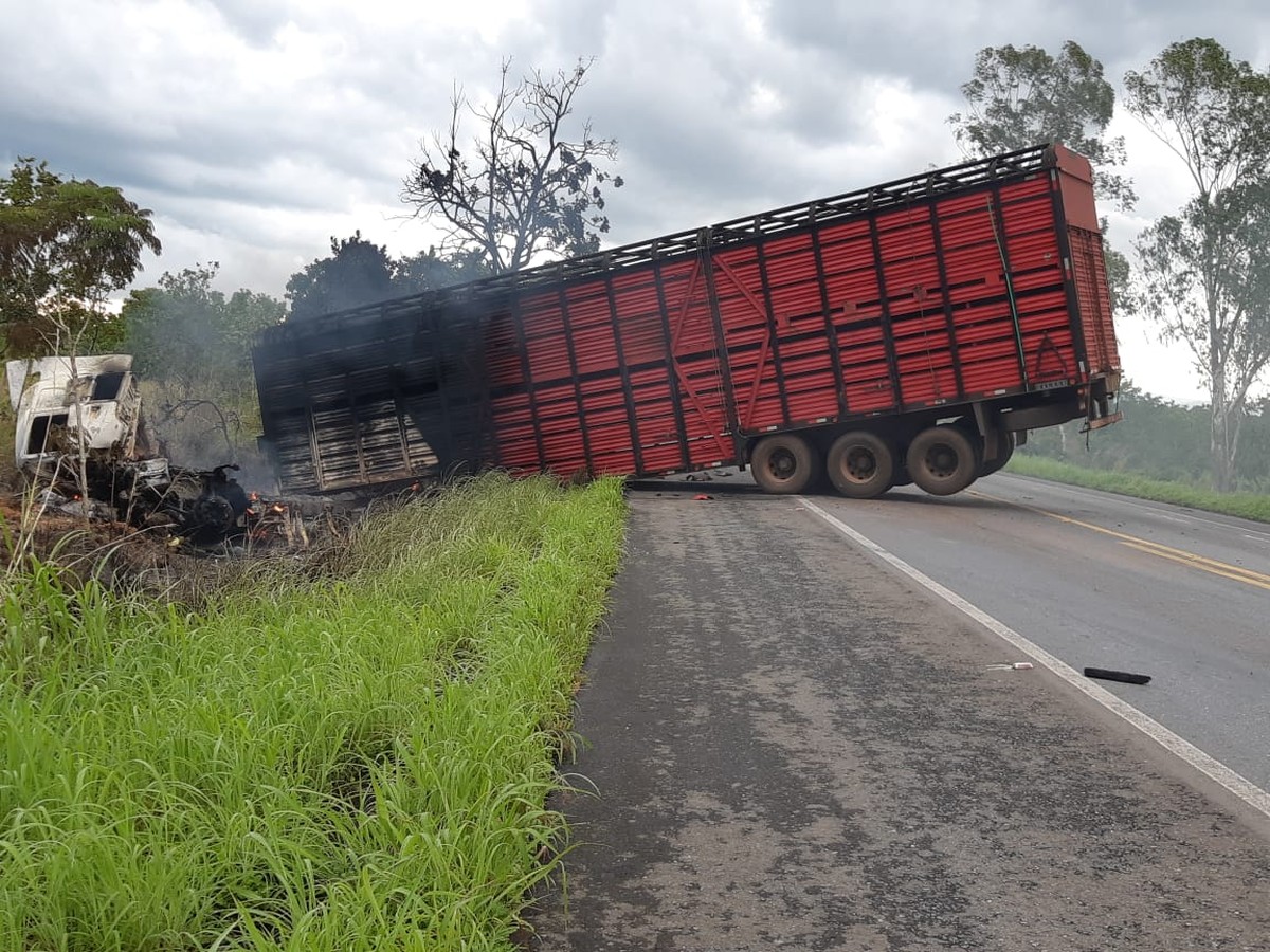 Motorista morre carbonizado após caminhões baterem de frente e pegarem fogo em MT | Mato Grosso | G1