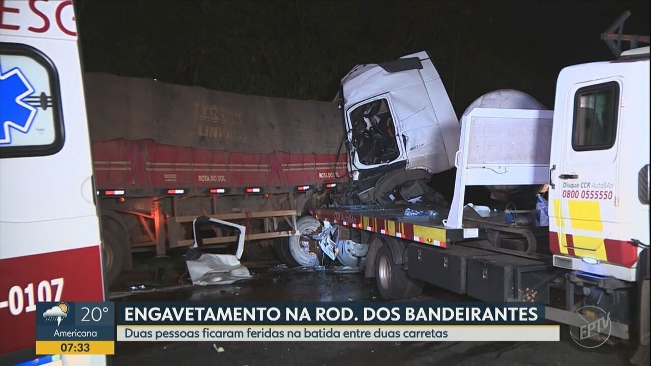 Batida entre carretas destrói cabine e deixa motorista preso nas ferragens na Rodovia dos ...