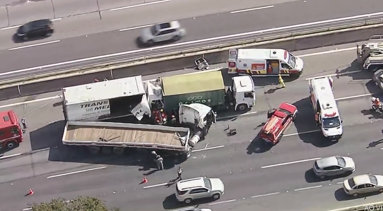 Acidente com três caminhões interdita três faixas no km 19 do Rodoanel ...