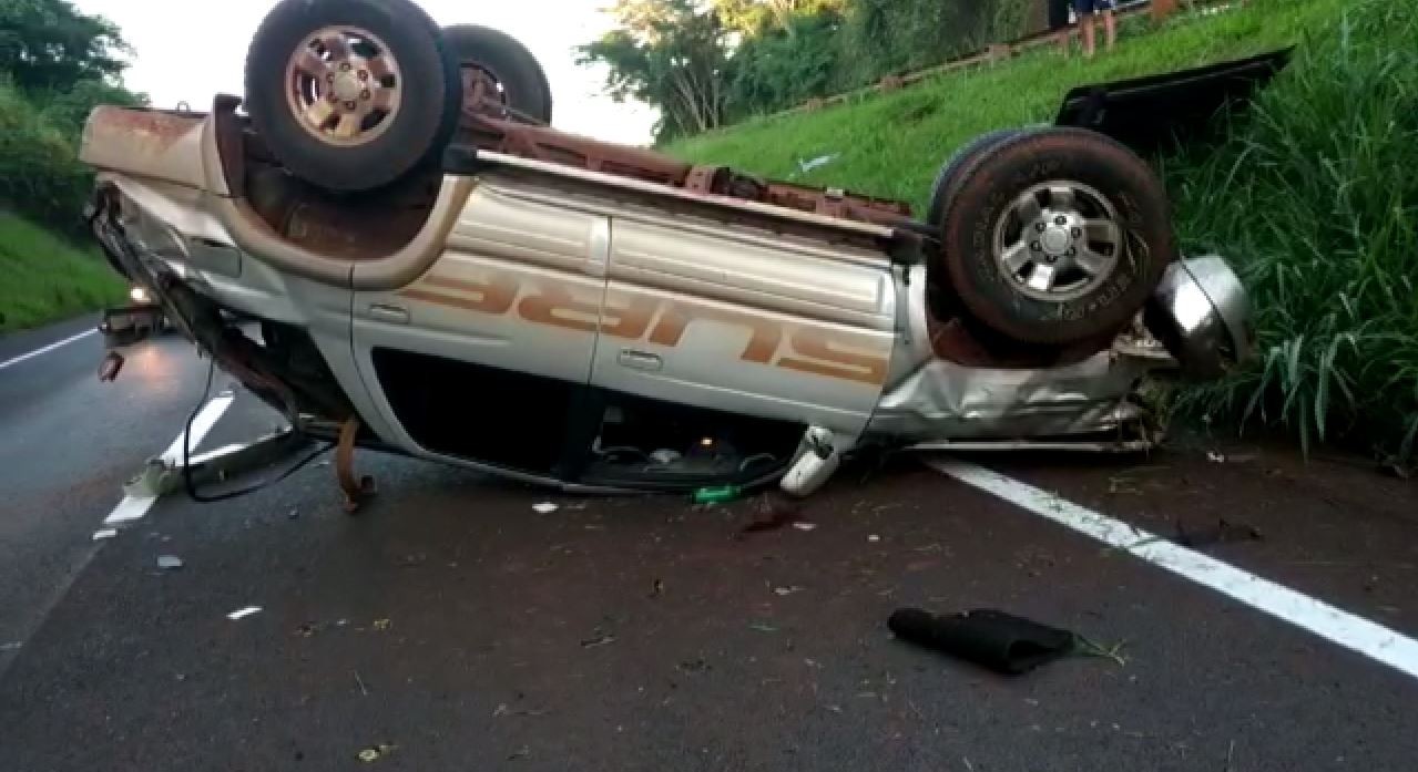 Motorista morre e passageiro fica ferido após capotamento de carro, na BR-277 | Oeste e Sudoeste ...