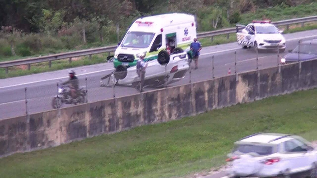 Carro capota, mas motorista sai sem ferimentos graves após acidente na Rodovia Ayrton Senna ...