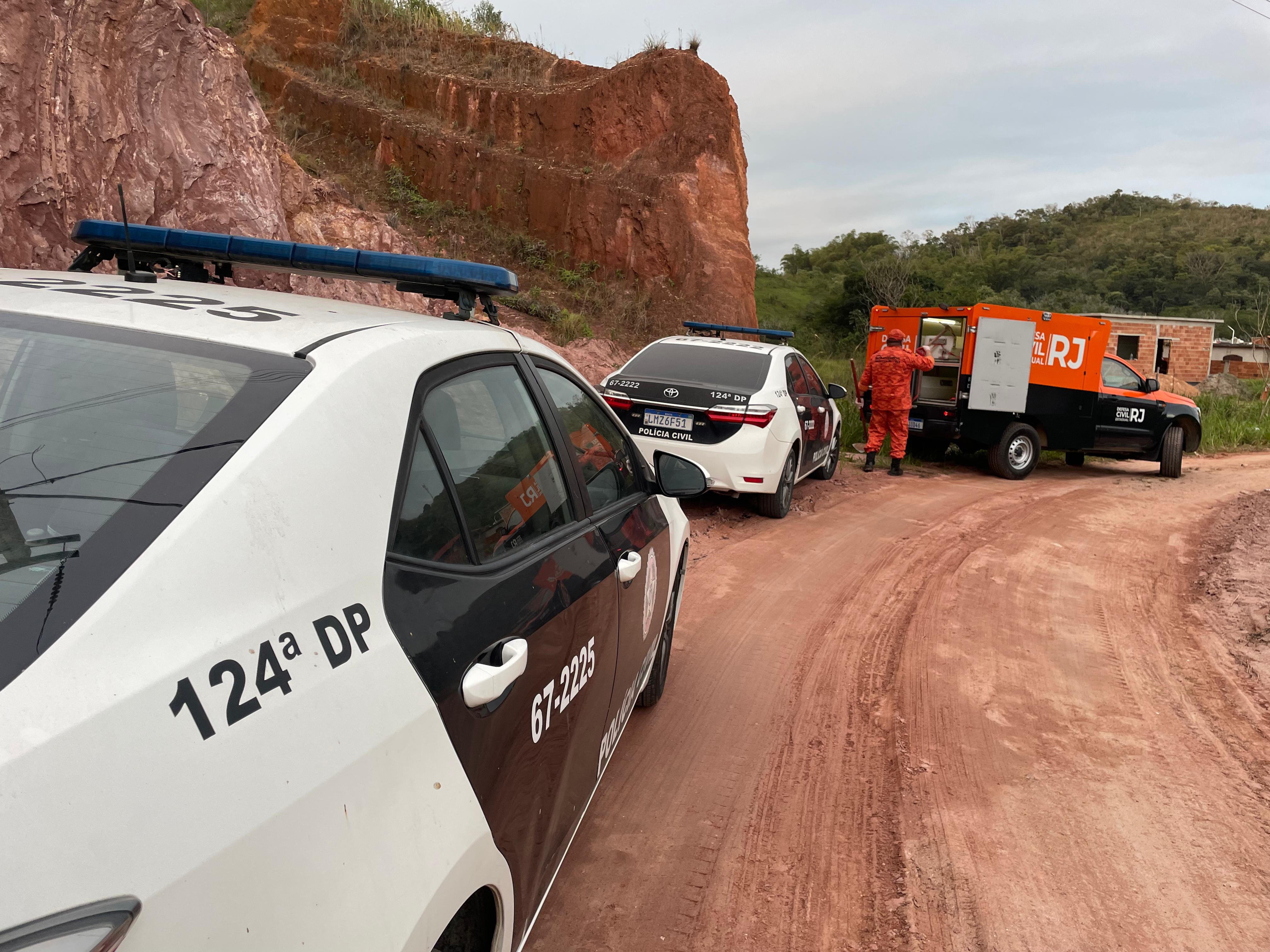 Cova rasa com corpo e ossada é descoberta pela polícia em Saquarema | G1