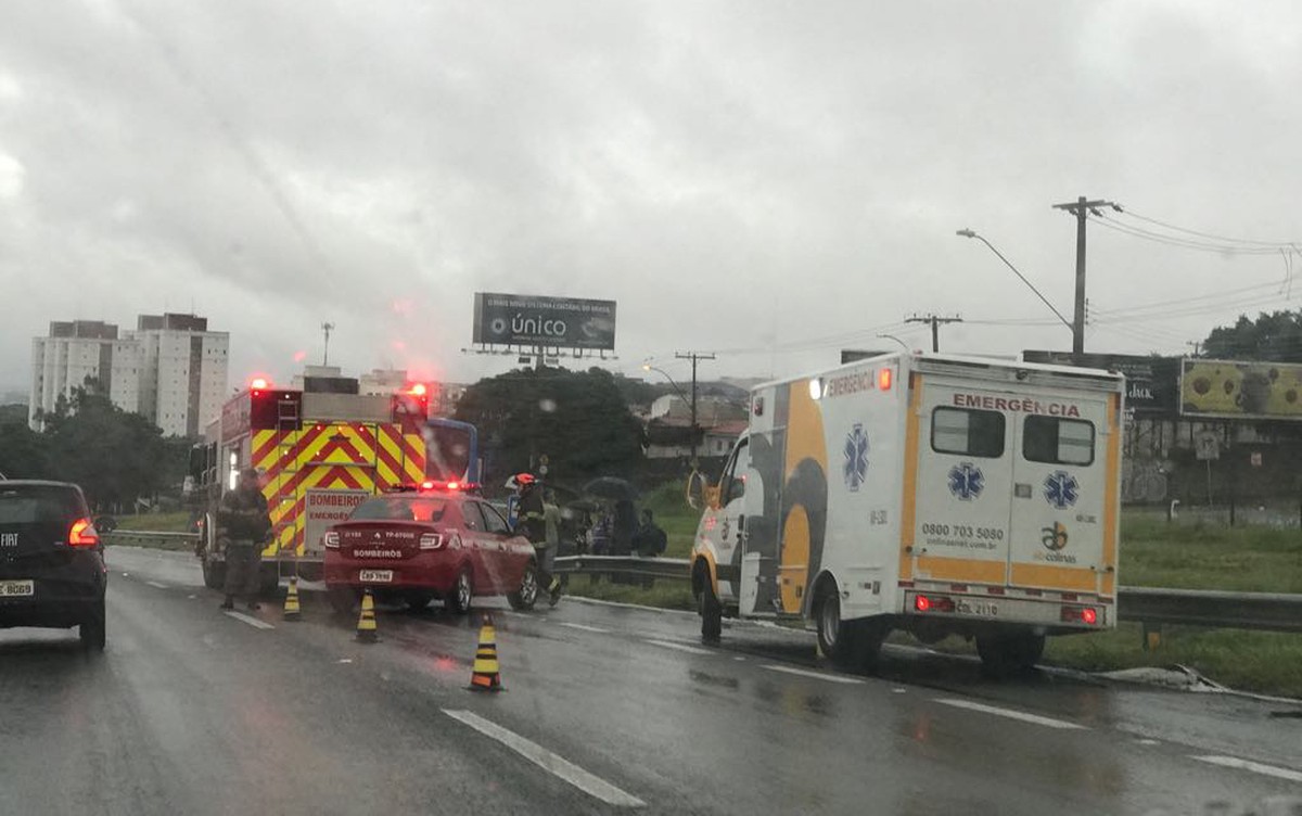 Motorista fica ferido após carro bater em ônibus na Rodovia Santos Dumont, em Campinas ...