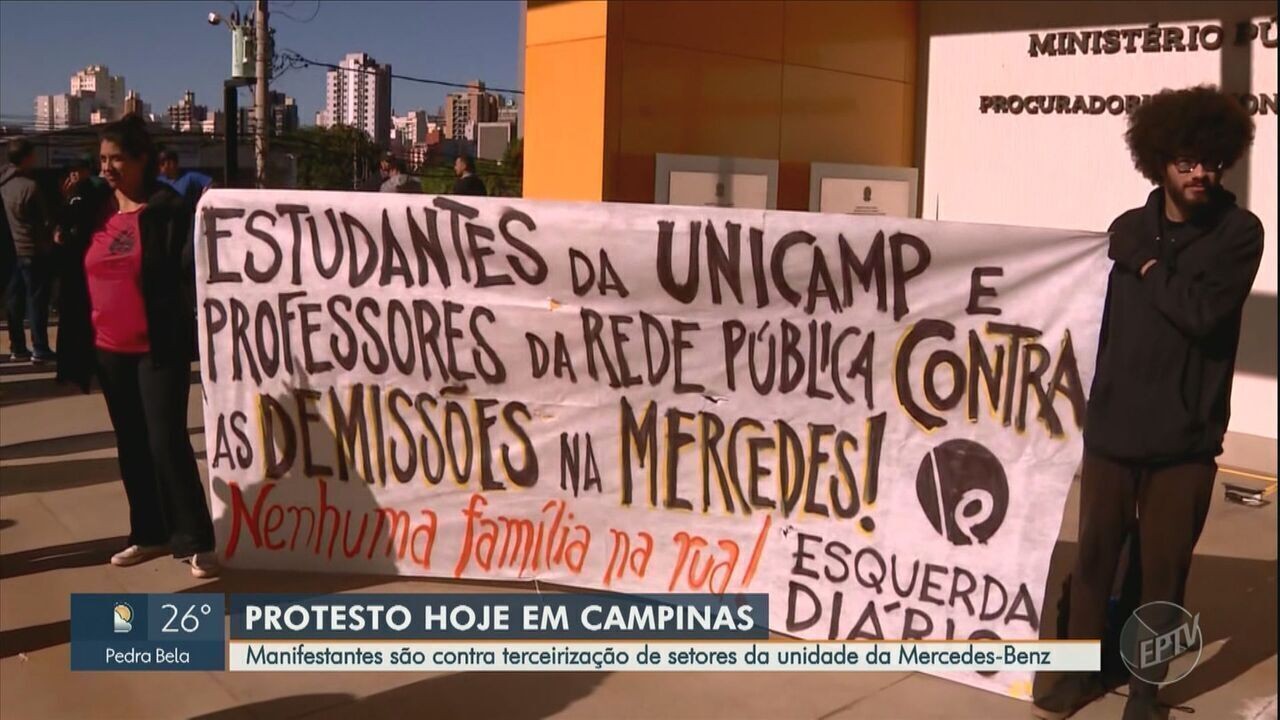 Manifestantes protestam contra terceirização na Mercedes-Benz em ...