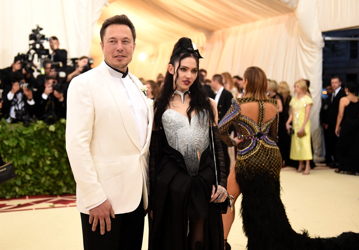 Nova biografia de Elon Musk revela que ele e Grimes tiveram terceiro ...