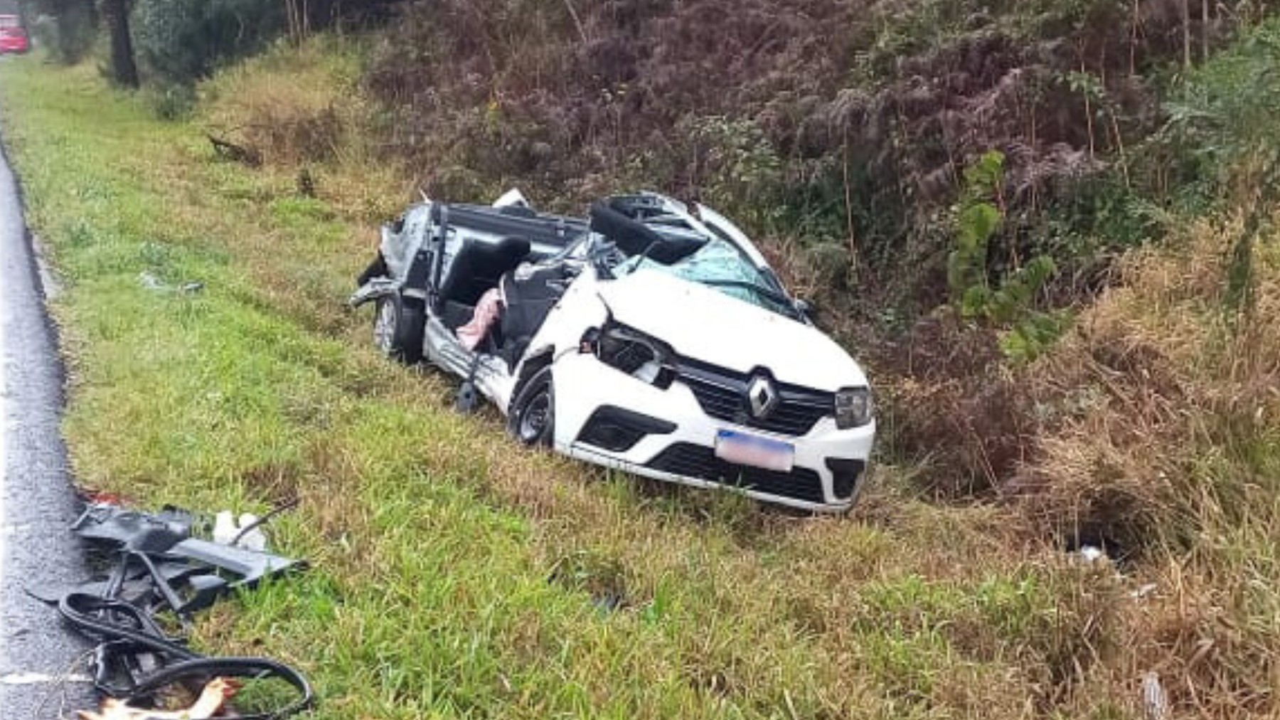 Motorista sai quase ileso de acidente que arrancou teto e portas de carro; FOTOS