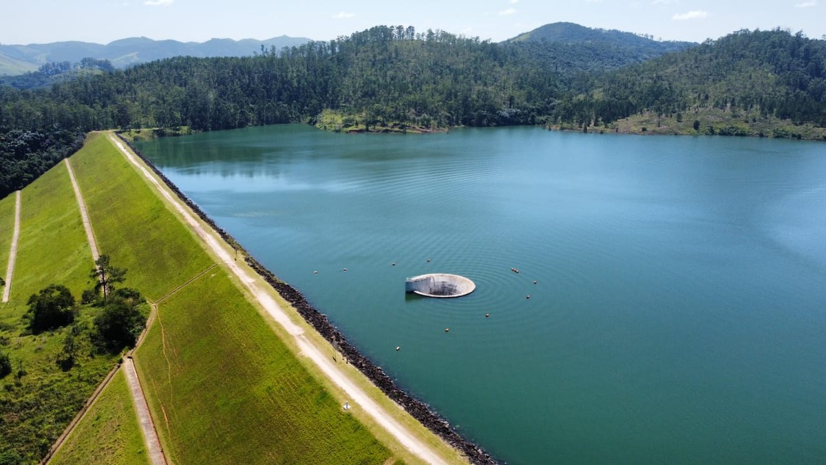 ANTES E DEPOIS: Represa de Paraibuna volta a ficar cheia e atinge quase ...