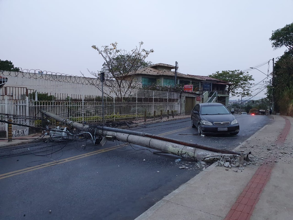 Homem dorme ao volante, bate e derruba poste em Contagem | Minas Gerais | G1