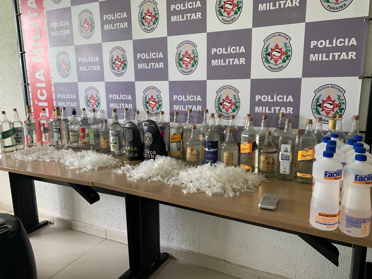 Laboratório de drogas com grande quantidade de loló é fechado, em João ...