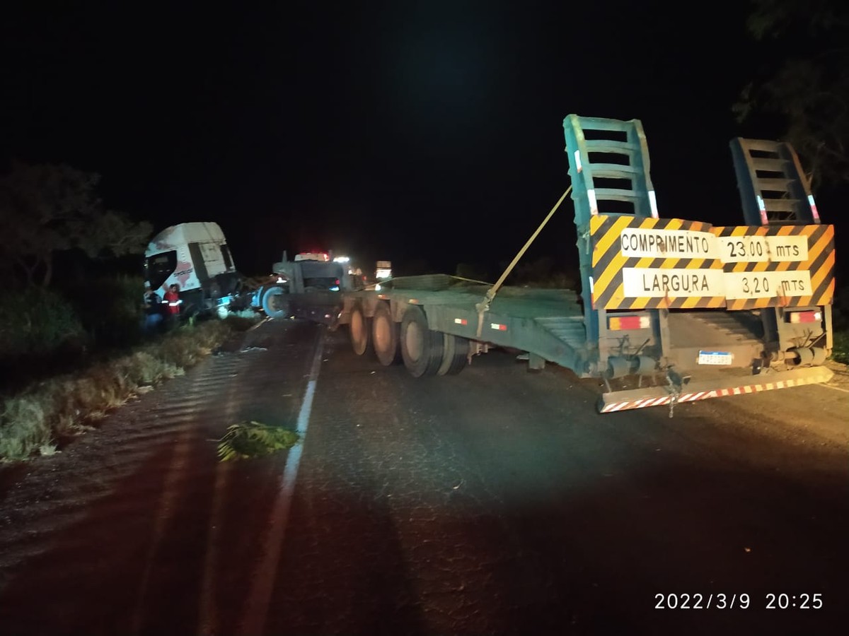 Motorista morre após bater carro de frente com carreta na BR-262, em Perdizes | Triângulo ...