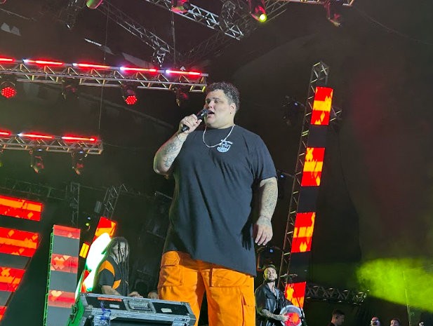 FOTOS E VÍDEOS: Corso da Tusca tem shows com reprodução de meme e ...