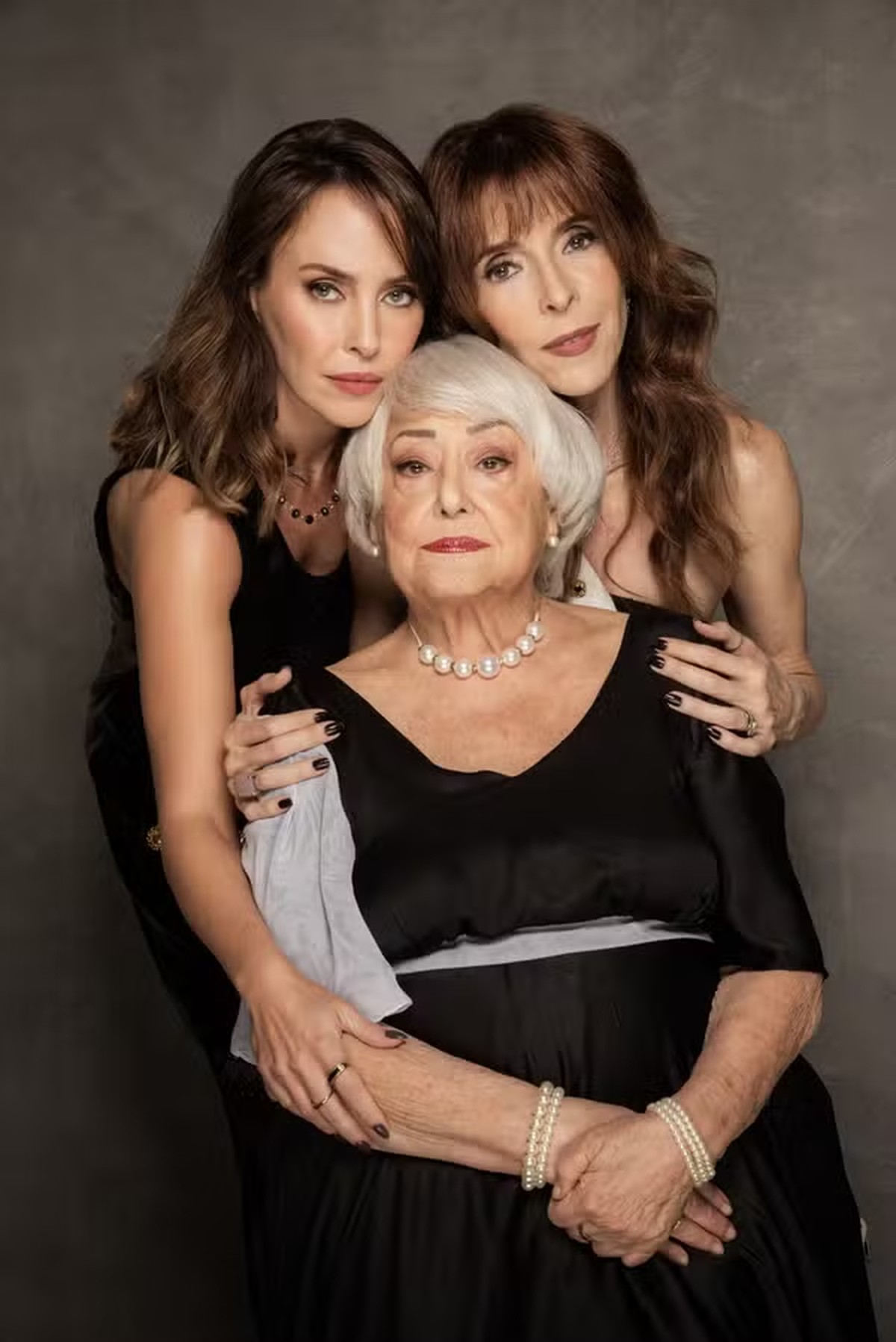 Peça estrelada pelas atrizes globais Suely Franco, Deborah Evelyn e ...