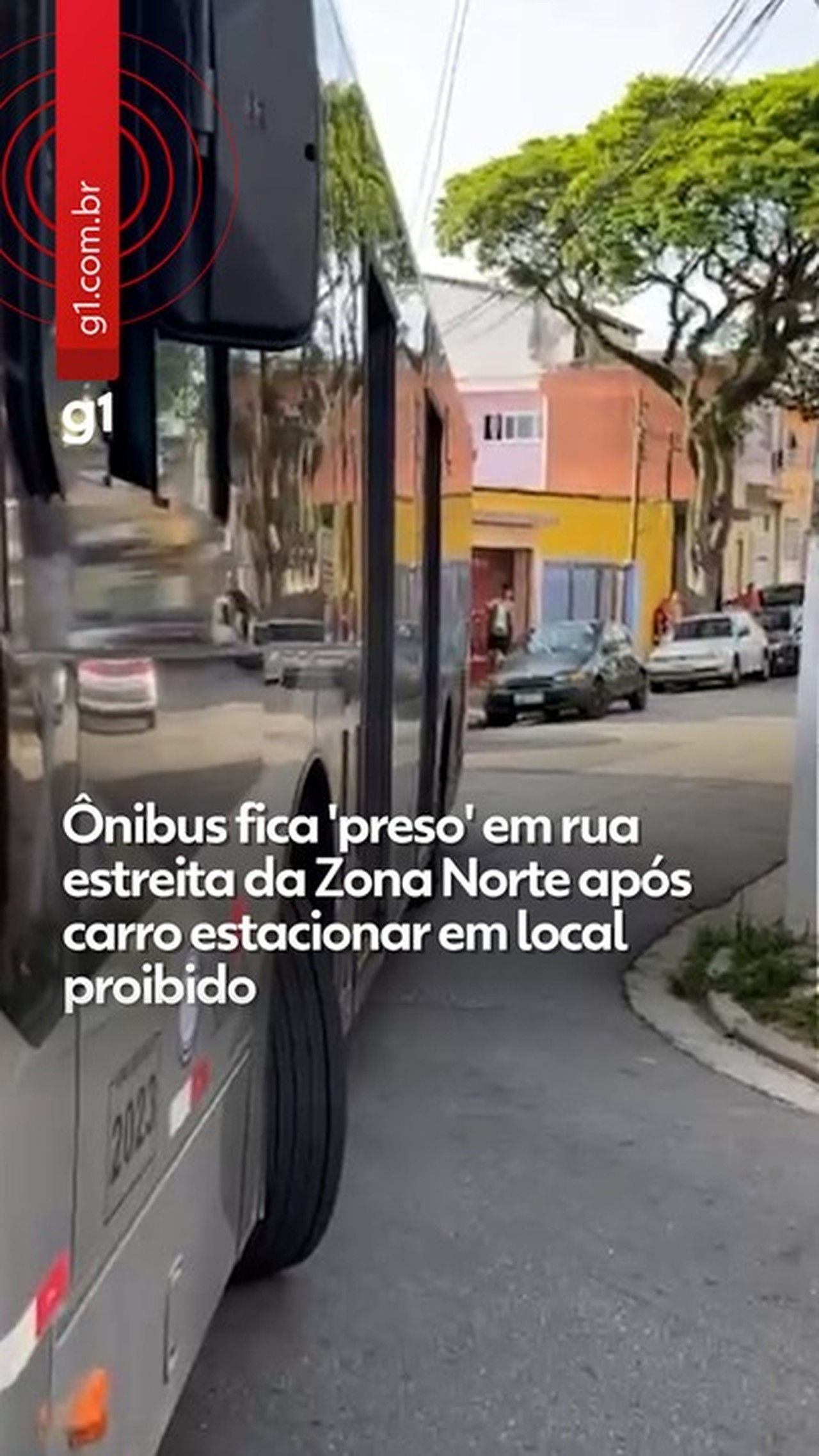 Ônibus fica 'preso' por mais de 1 hora em rua estreita de SP | G1