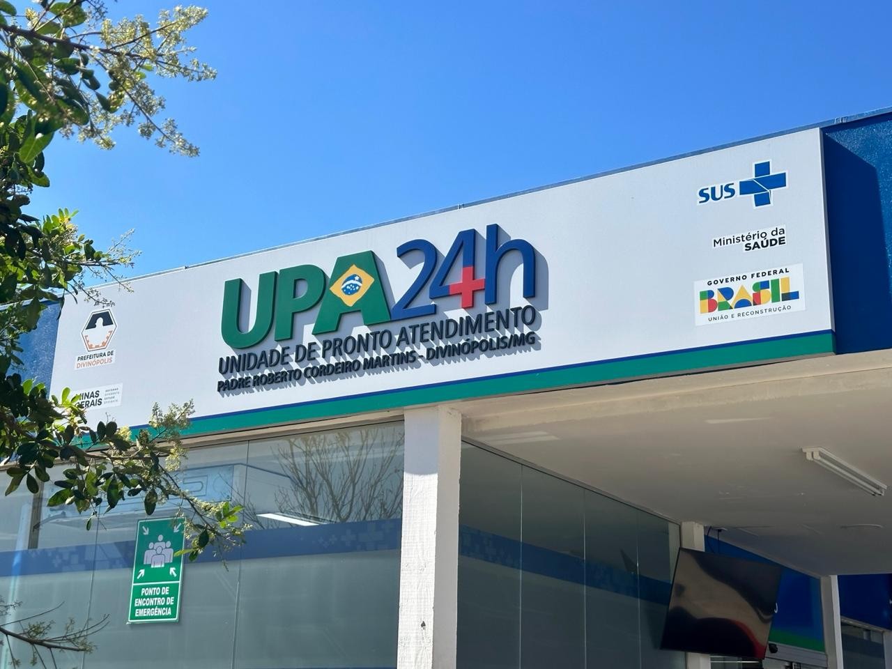 Superlotação em UPA de Divinópolis gera fila com mais de 50 pessoas à ...