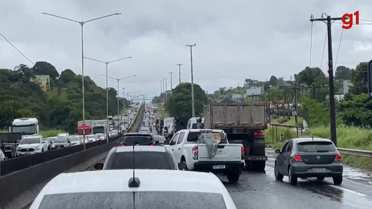 BR-324 é travada por acidente com morte e pane em veículo ...