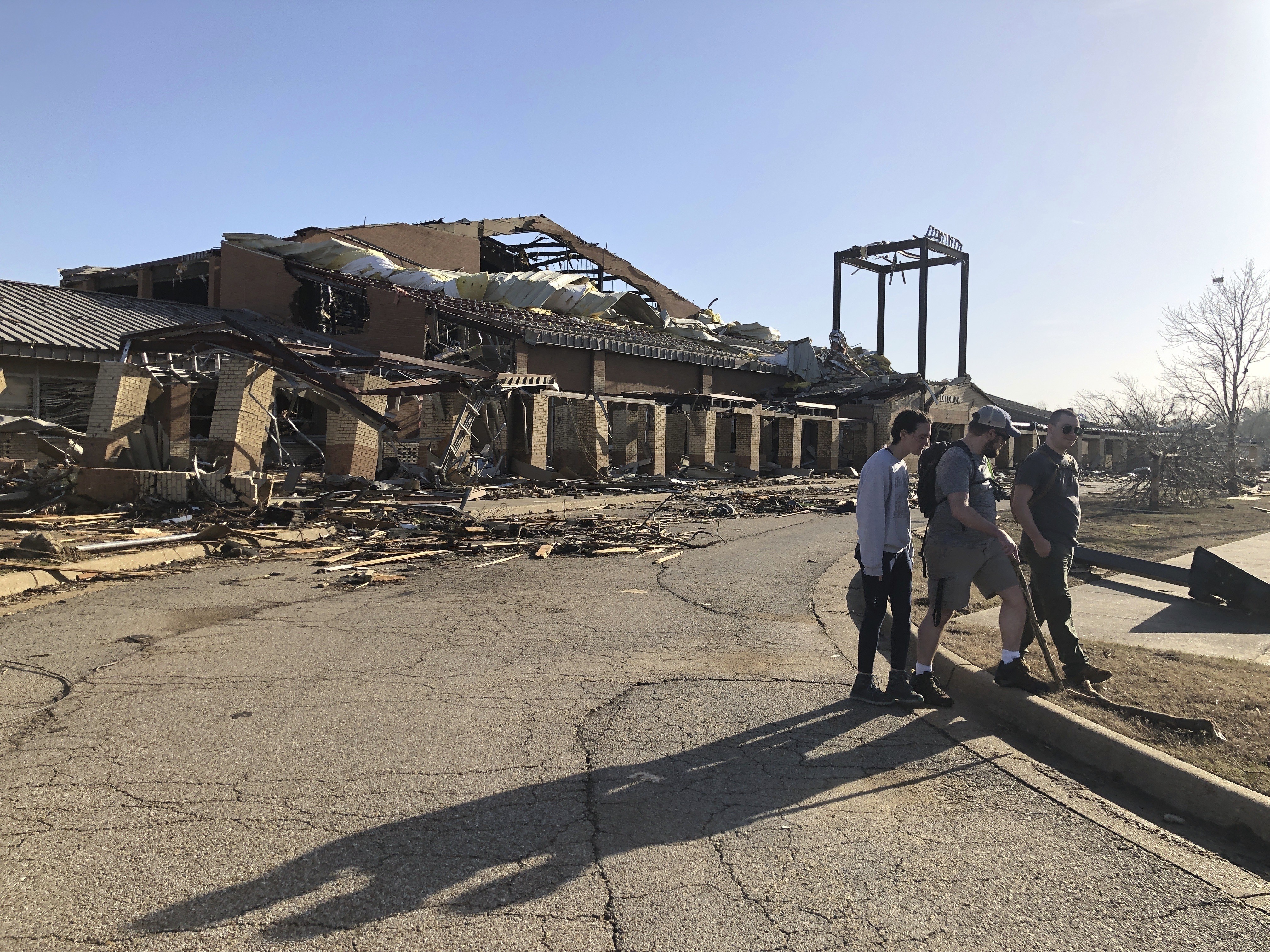 Tornados nos Estados Unidos deixam 22 mortos; vídeo mostra motorista no ...