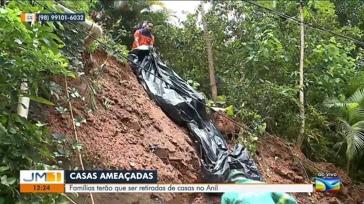 Temendo deslizamentos, famílias deixam suas casas após fortes chuvas em ...