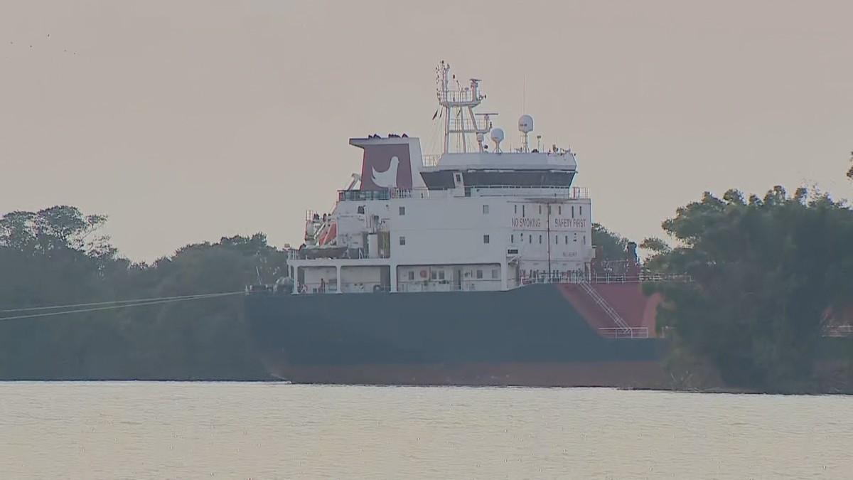 Navio encalha no Rio Jacuí devido ao acúmulo de sedimentos após ...