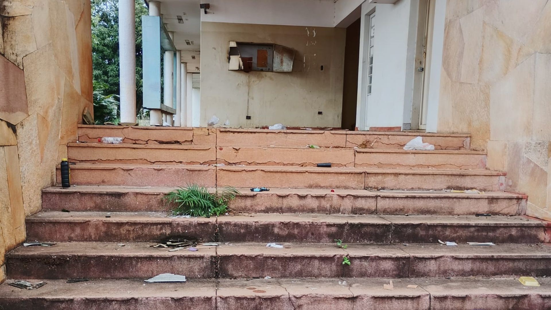 Antiga delegacia de Uberlândia: abandono gera insegurança no Umuarama | G1