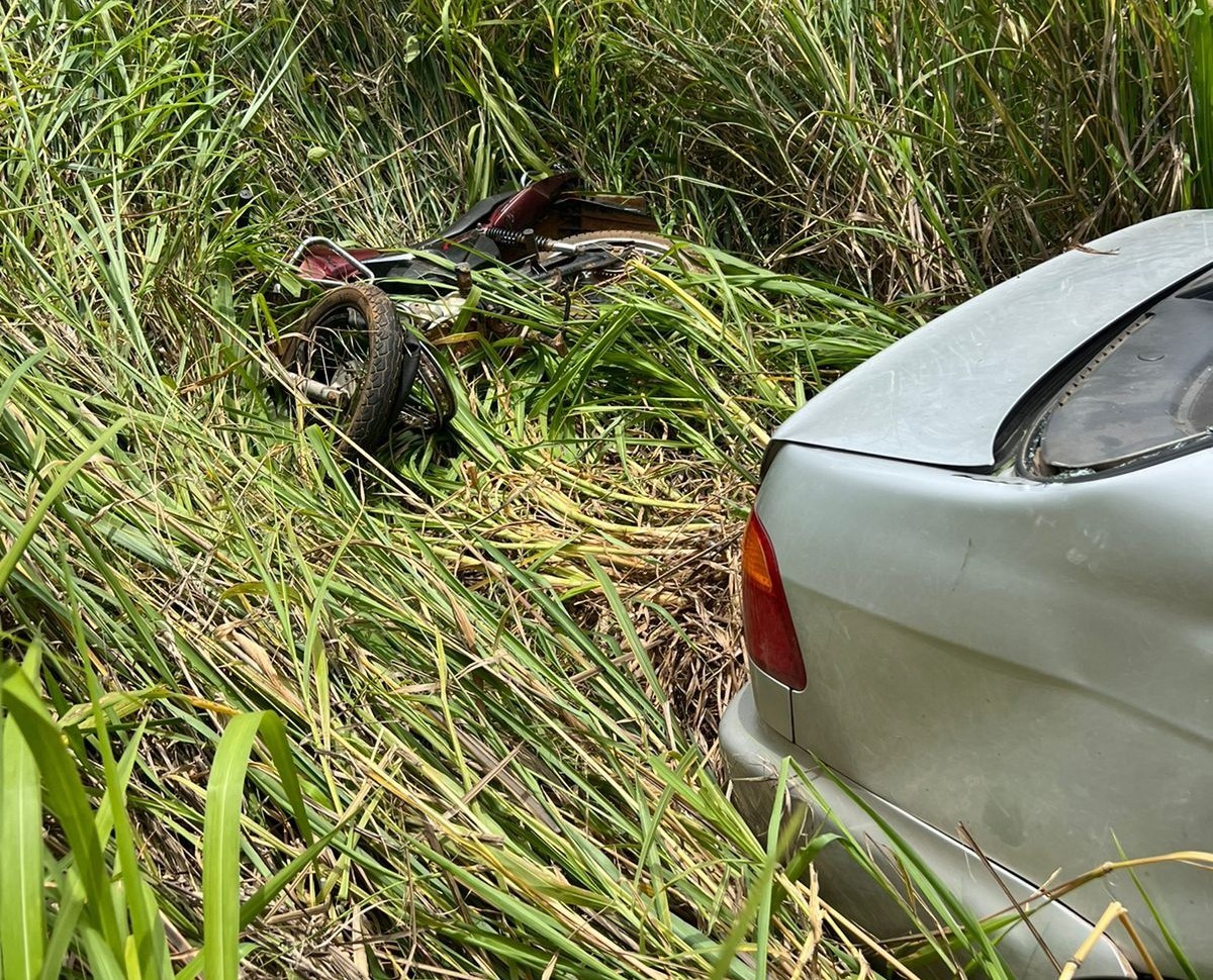 Após Pneu Estourar Motorista Perde Controle Do Carro E Motociclista