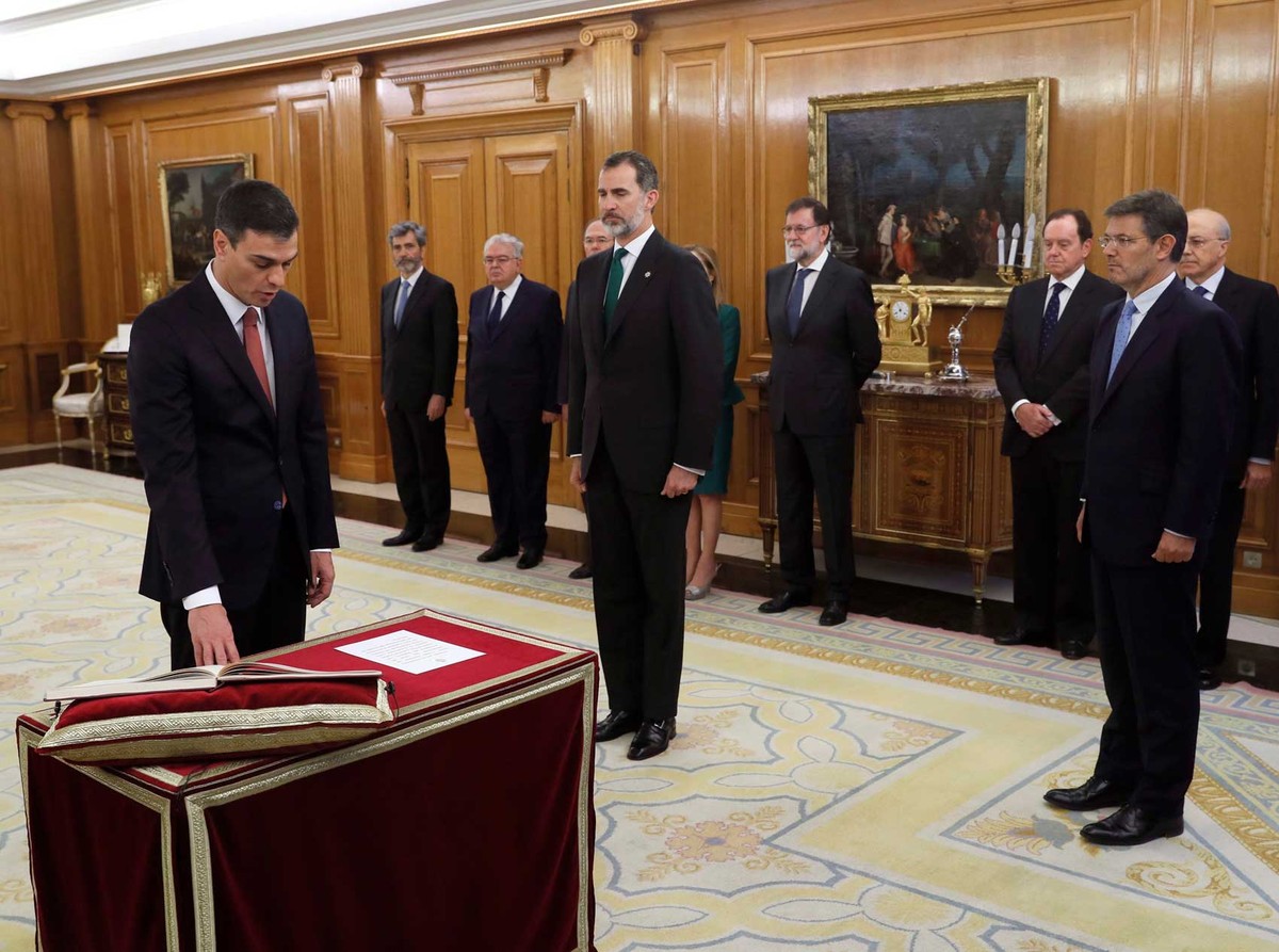 Líder socialista Pedro Sánchez toma posse como novo chefe do governo da ...