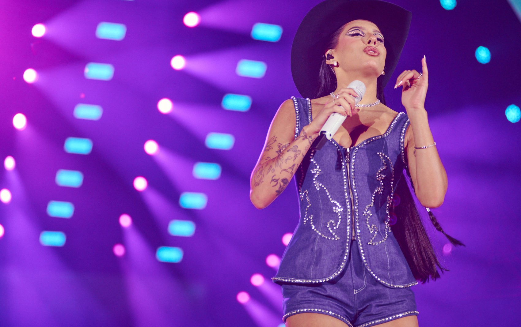 Ana Castela 'invade' show de Alok em Ribeirão Preto, SP, e grava novo ...