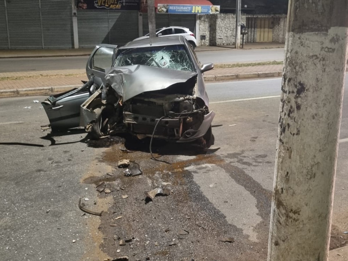 Motorista e passageira ficam feridos após carro bater em poste em Pará de Minas | Centro-Oeste | G1
