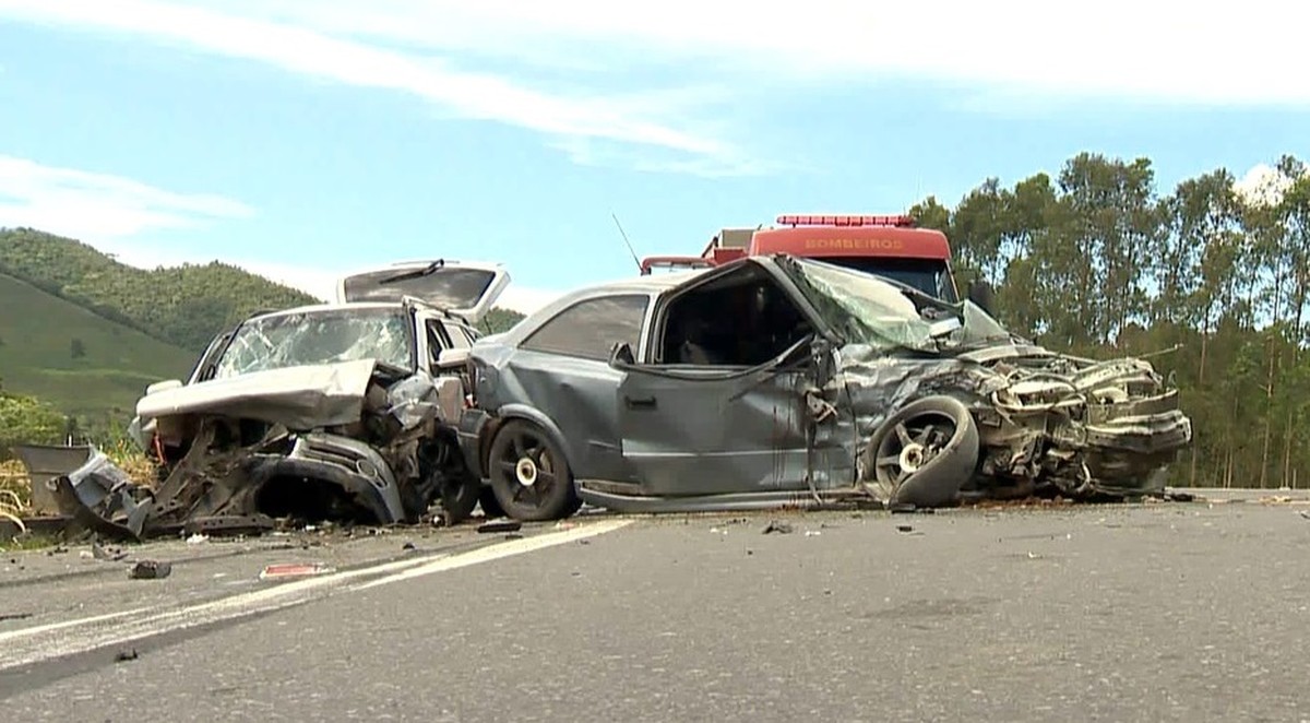 Batida entre dois carros deixa feridos na BR-267 em MG | Zona da Mata | G1