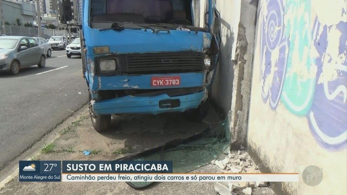 Caminhão perde freio, atinge carros e bate em muro na Avenida José Micheletti em Piracicaba ...