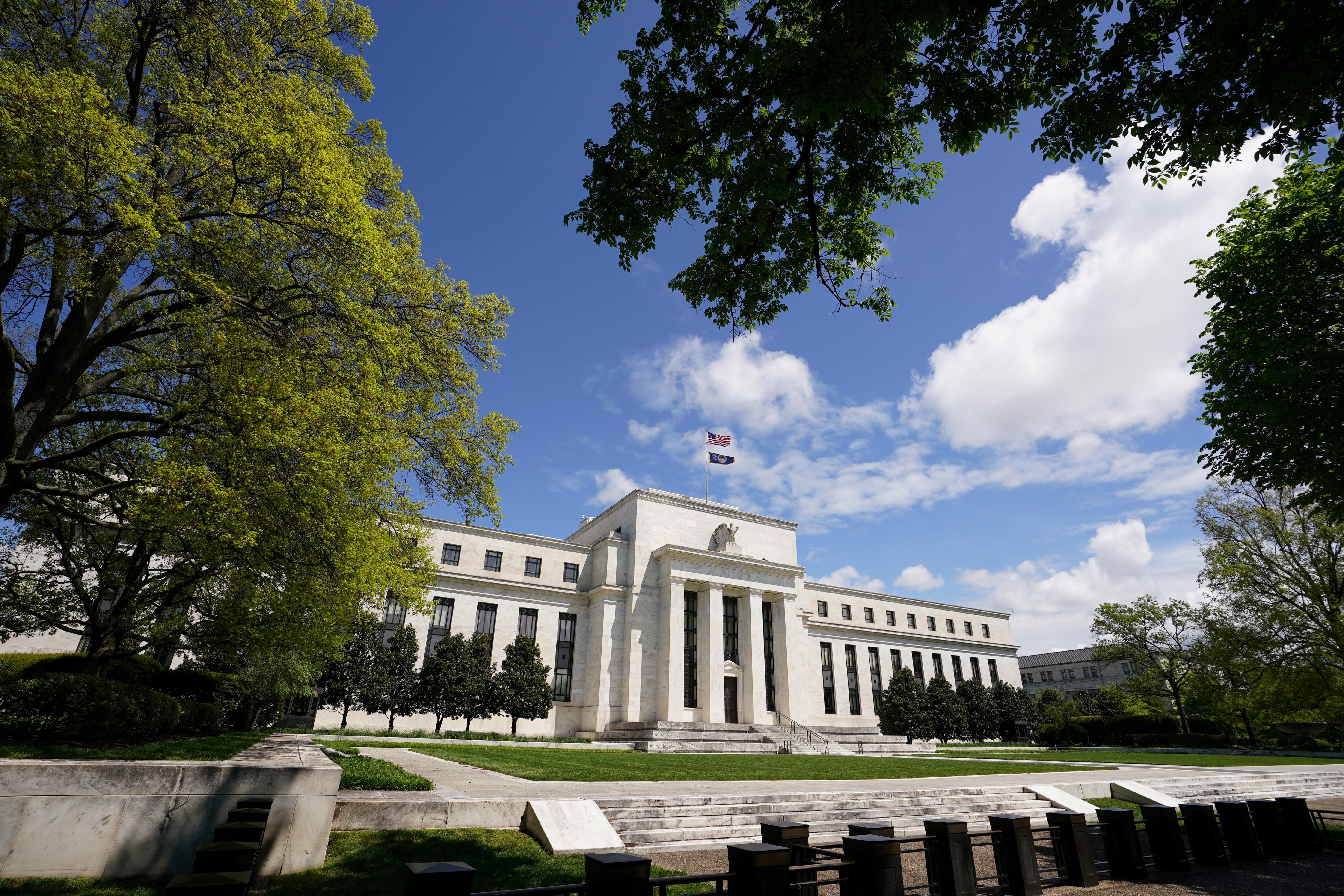 Fed reduz o ritmo e corta juros dos EUA em 0,25 ponto percentual, para ...