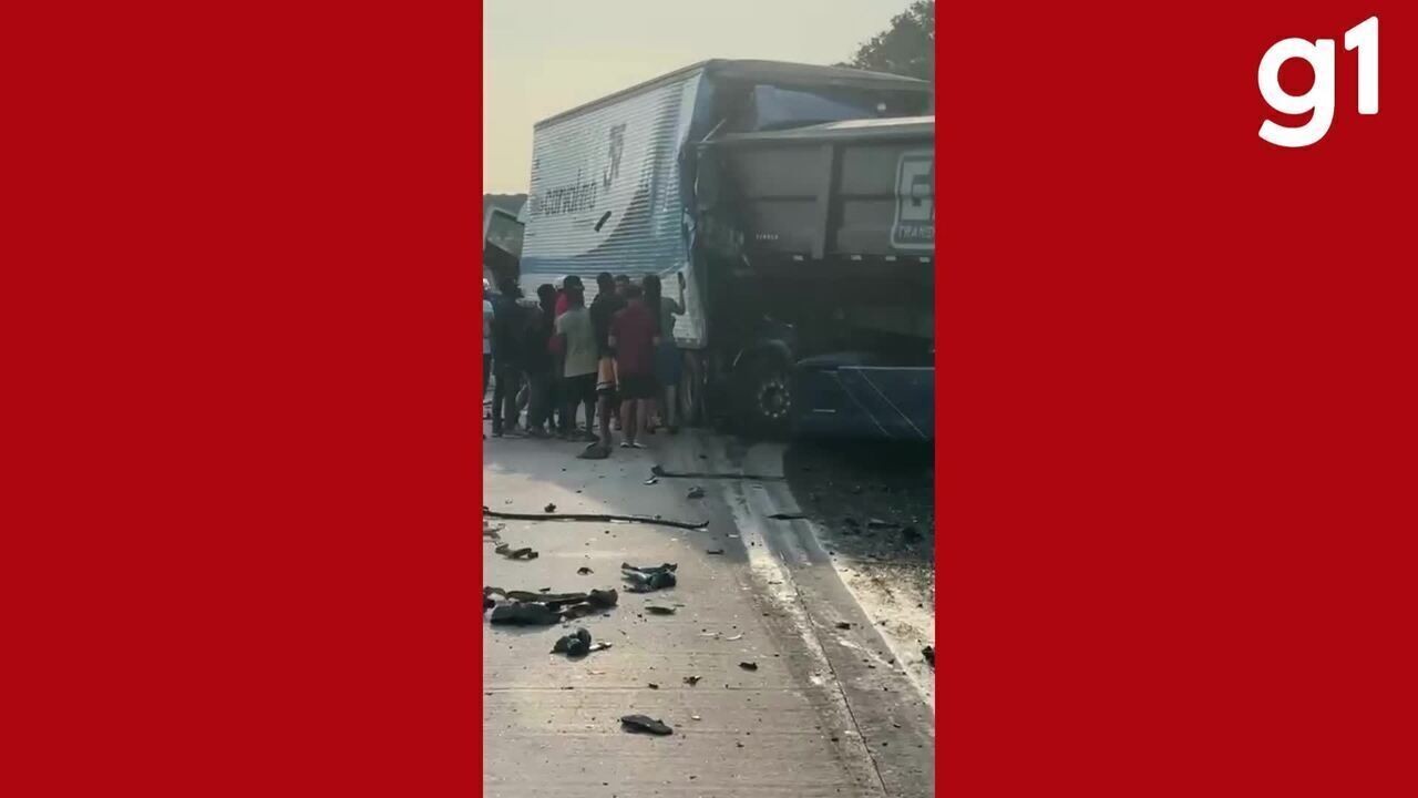 Acidente com três carretas deixa um morto, dois feridos e interdita BR-364 em MT