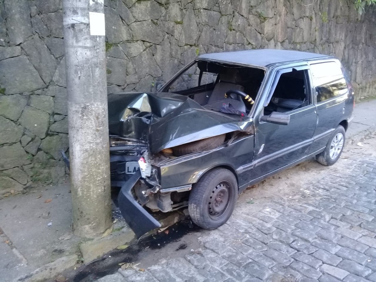 Carro bate em poste e deixa dois feridos em Petrópolis, no RJ | Região ...