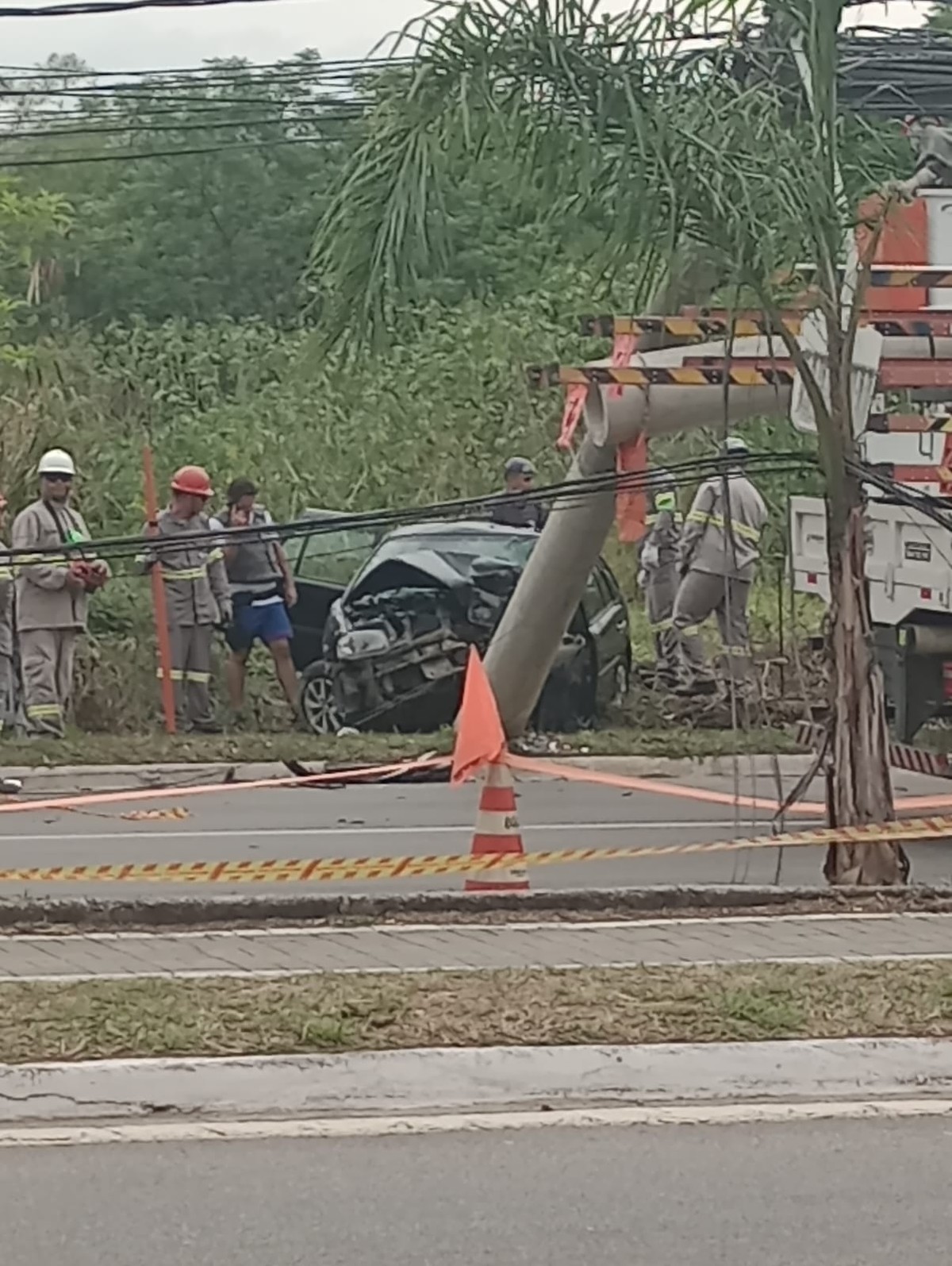 Dois ficam presos nas ferragens após carro bater em poste, em São José dos Campos, SP | Vale do ...