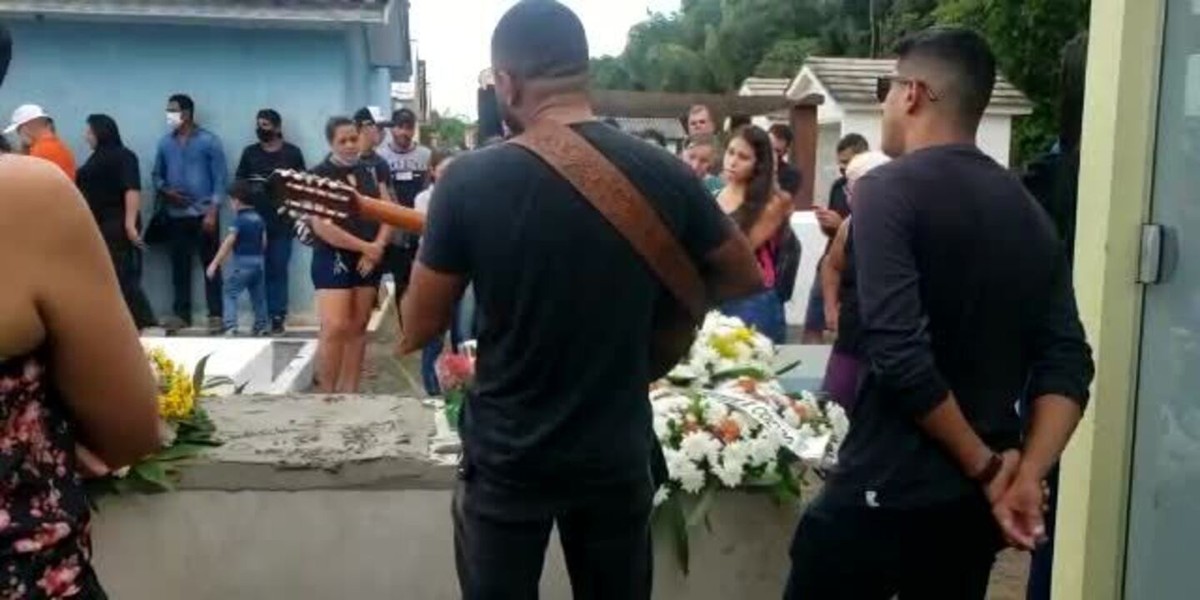 VÍDEO: Cantor que morreu após cirurgia cerebral é enterrado ao som de ...