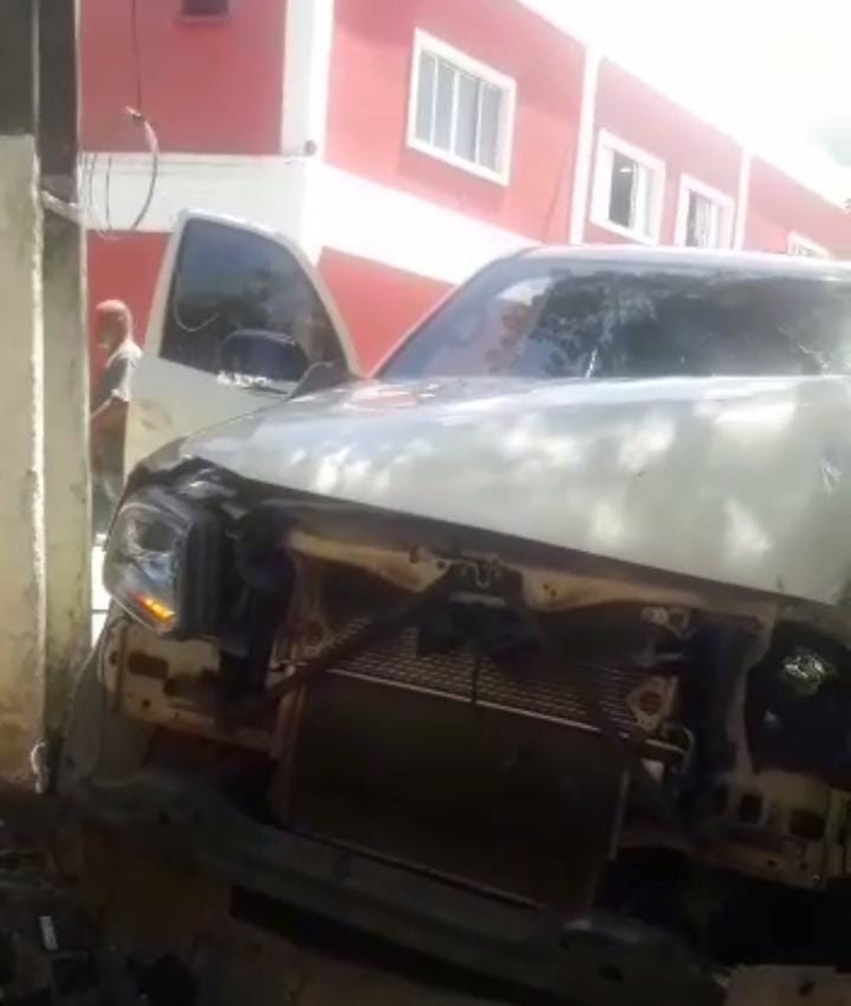 Carro bate em poste e deixa duas pessoas feridas em Angra dos Reis | Sul do Rio e Costa Verde | G1